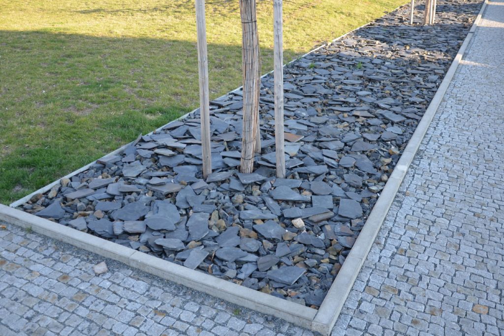 Creative Ways to Use Slate Chippings in Your Garden